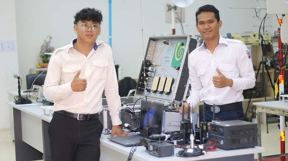 ពូកែៗណាស់! និស្សិតផ្នែកទូរគមនាគមន៍នៅសាលា NPIC ដំឡើងឧបករណ៍ផ្សាយរលកសំឡេងបាន ជាង១២គីឡូម៉ែត្រ